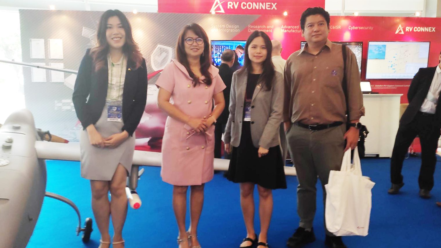 ผู้อำนวยการศูนย์ฯ เยี่ยมชมบูท ‘อาร์วี คอนเน็กซ์’ ในงานแสดงเทคโนโลยีและอุตสาหกรรมป้องกันประเทศ ...